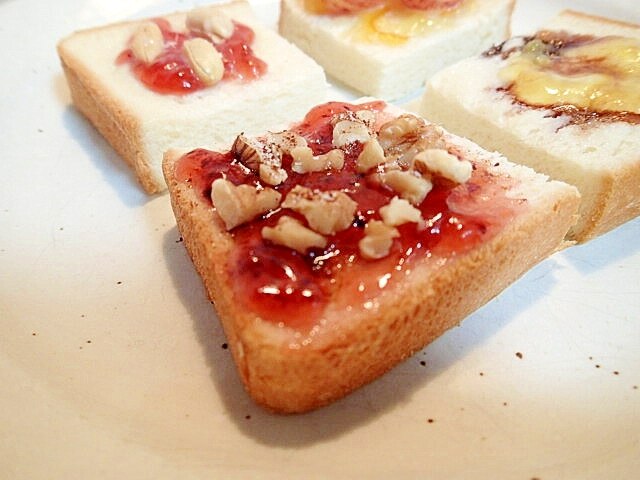 苺ジャムと胡桃と珈琲シュガーのミニトースト レシピ・作り方 by ぷ〜みぃまま♪ - 楽天レシピ