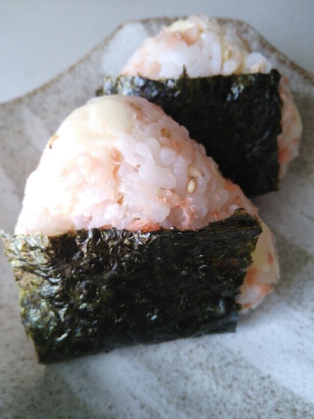 鮭チーズおにぎり☆ レシピ・作り方 by ピカチャト子 - 楽天レシピ