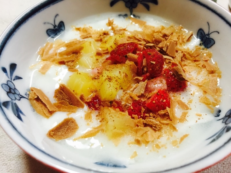 パイナップルとイチゴのパイ散らしヨーグルト レシピ・作り方 by たかまさ20010911 - 楽天レシピ