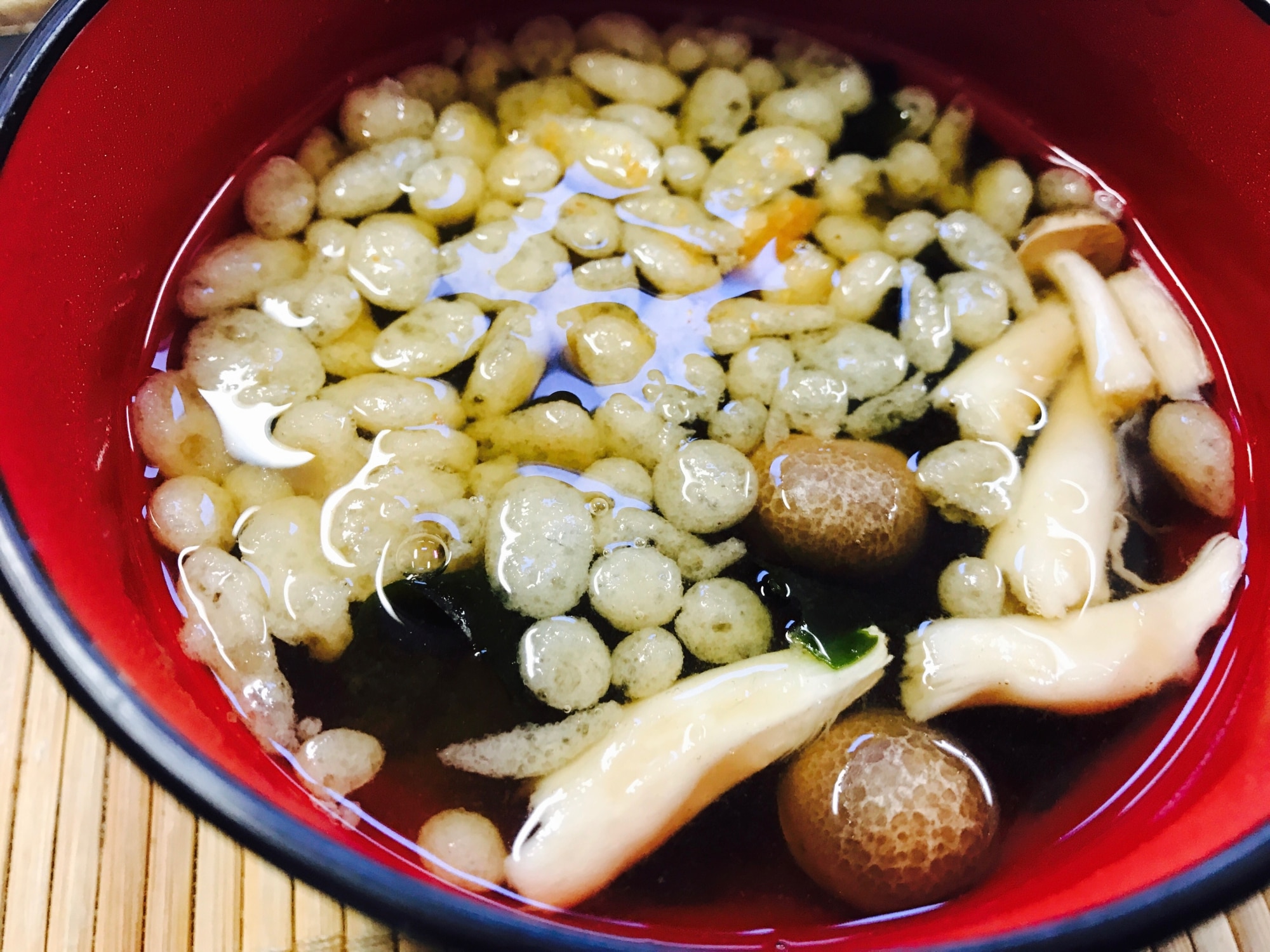 インスタントで！わかめとしめじの天かす入り味噌汁 レシピ・作り方 by たかまさ20010911 - 楽天レシピ