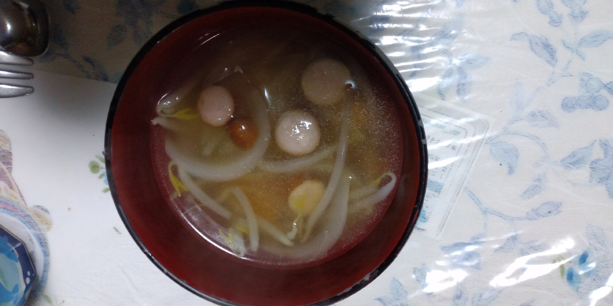 もやし、玉ねぎ、ウインナー入り、コンソメスープ！ レシピ・作り方 by まーまーまーさん - 楽天レシピ