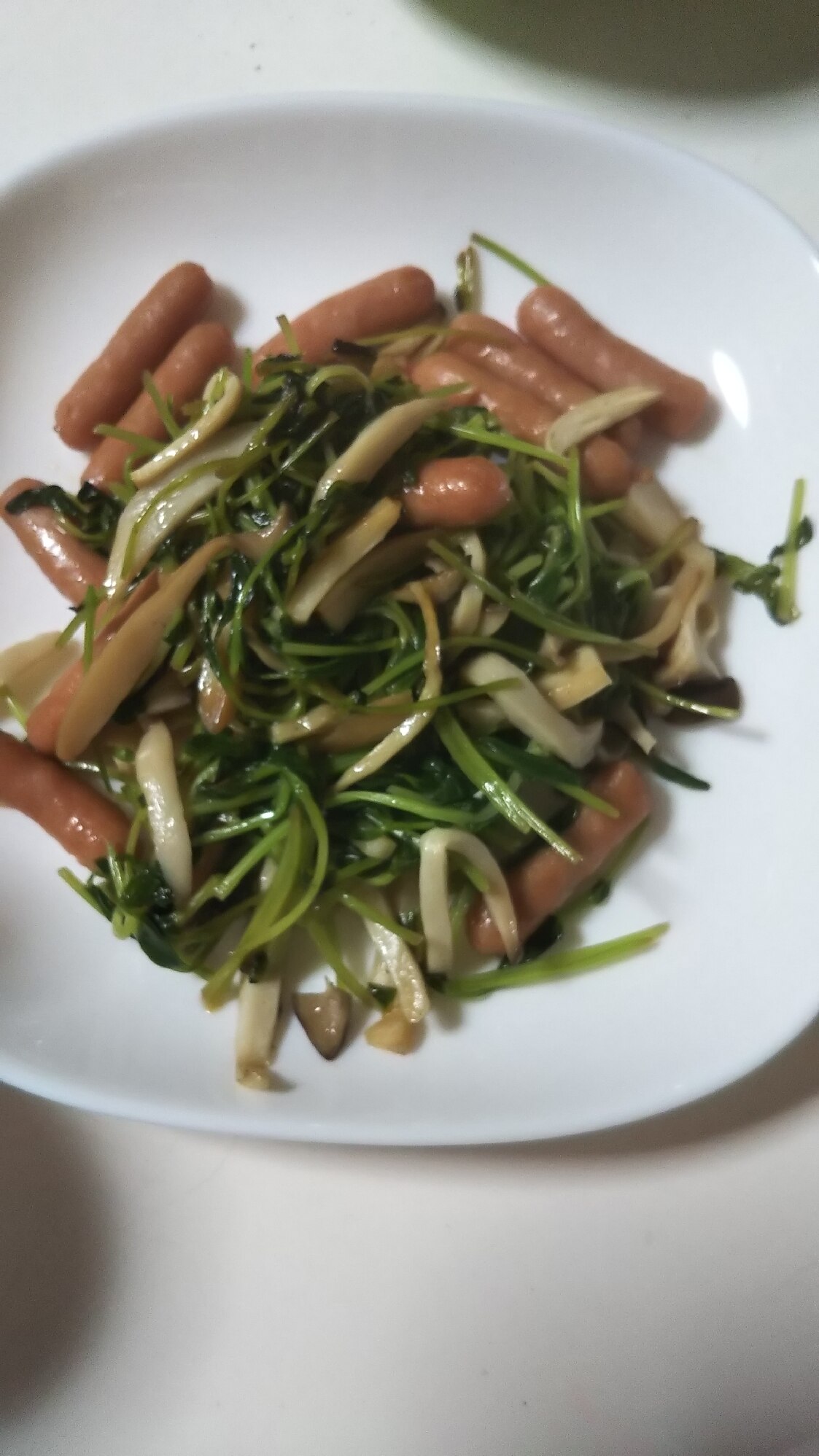 豆苗とエリンギとウインナーガーリックしょうゆ炒め レシピ・作り方 by kkikk - 楽天レシピ