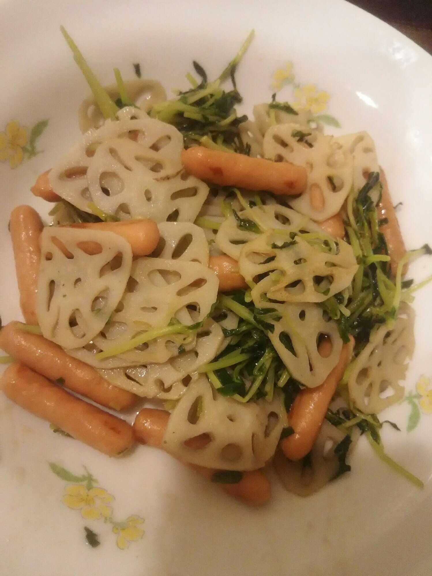 ウインナーとレンコンと豆苗のマヨポン炒め レシピ・作り方 by kkikk｜楽天レシピ