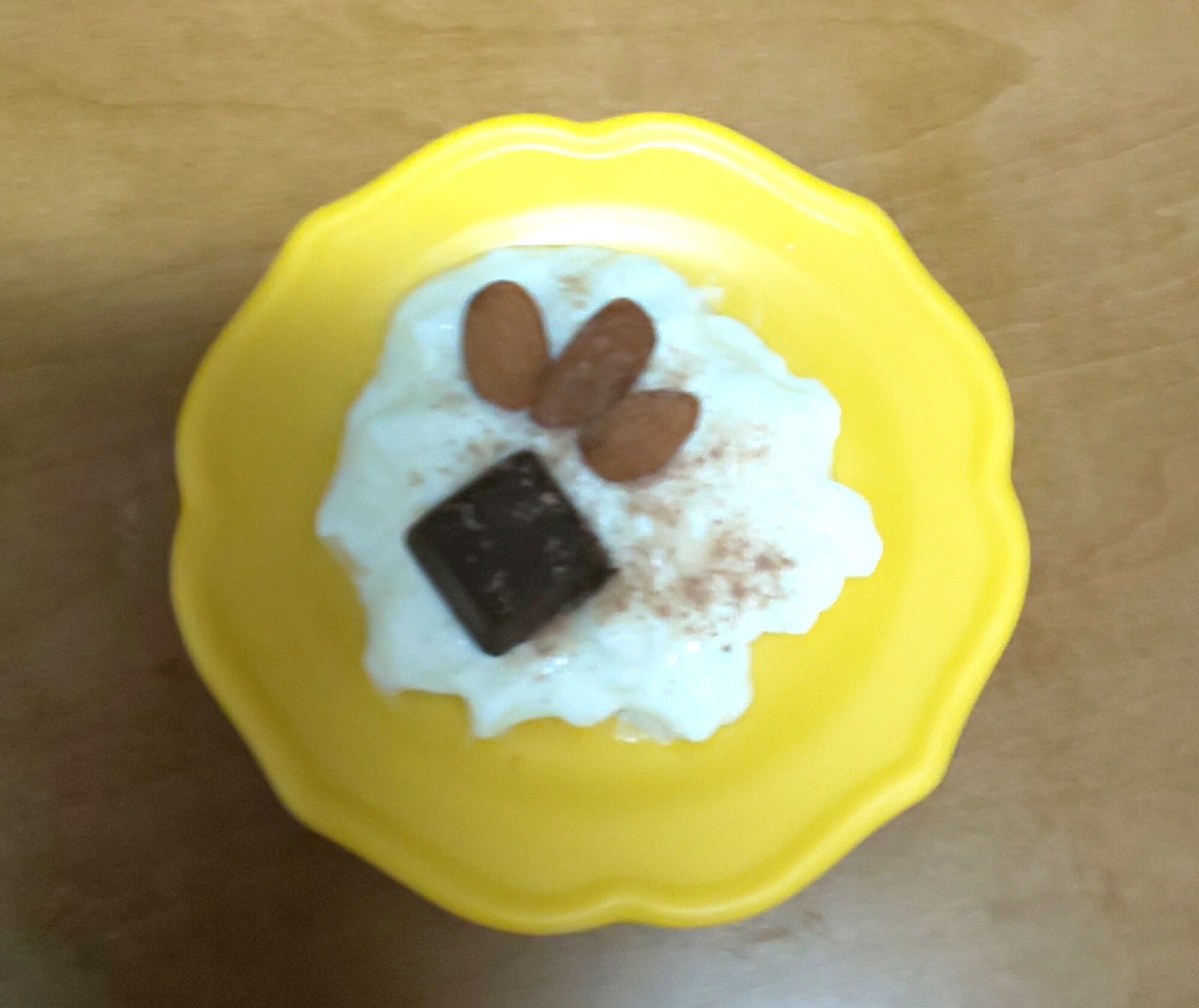 ヨーグルトにアーモンドチョコを♪ レシピ・作り方 by Attra - 楽天レシピ