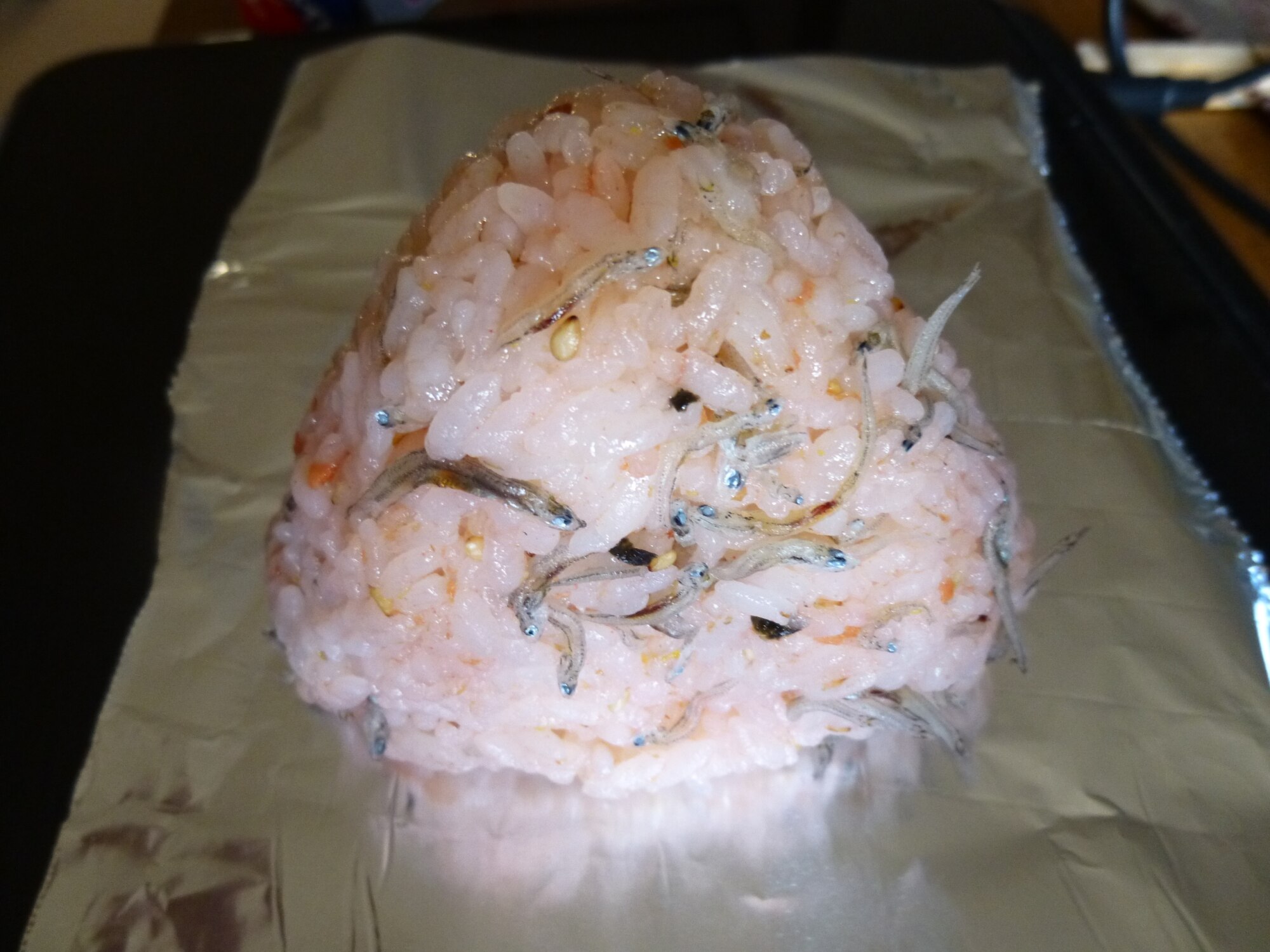 綺麗なピンク色のじゃこおにぎり レシピ・作り方 by 4045g - 楽天レシピ