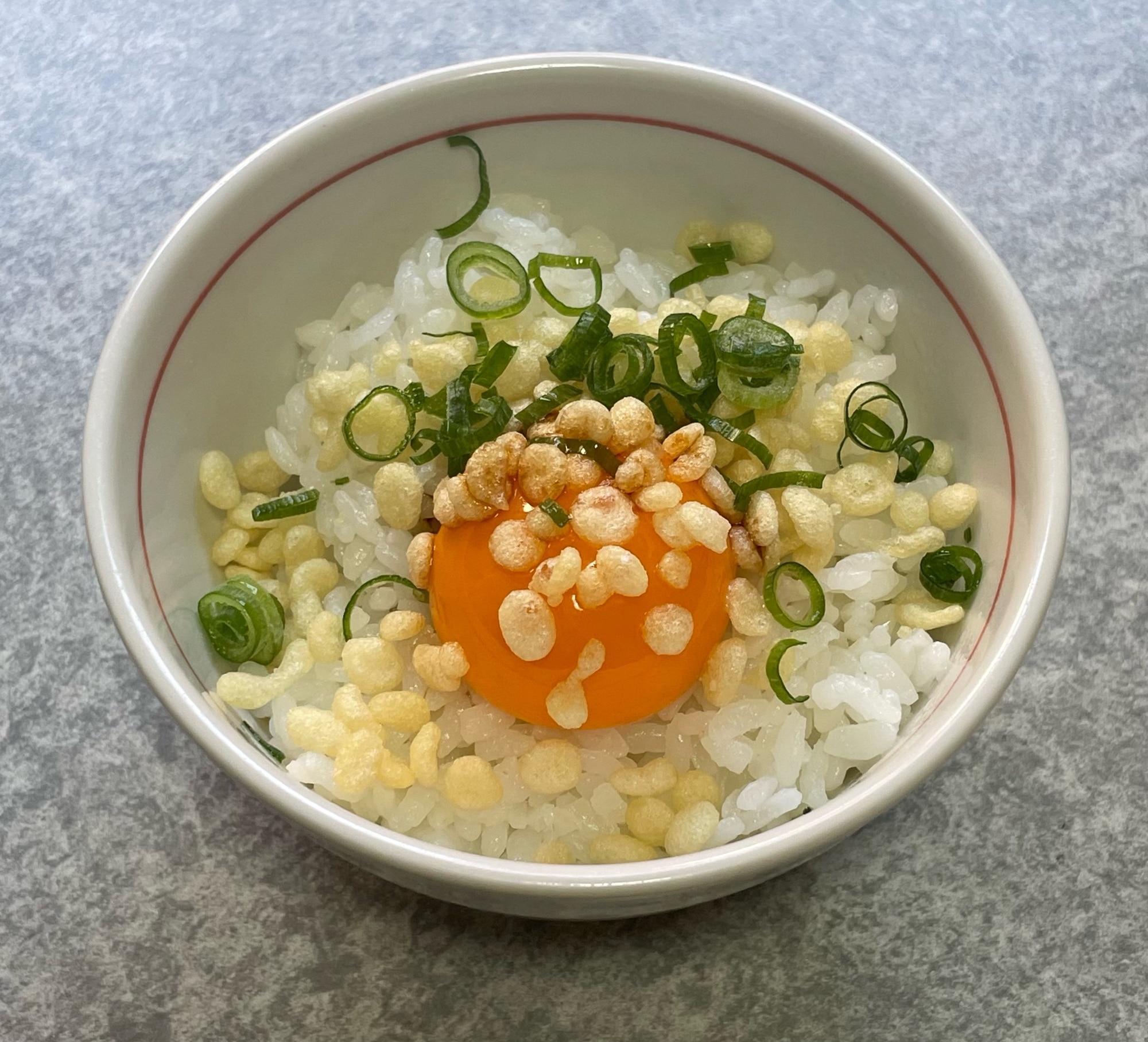 卵かけご飯 アレンジ ( 天かす ネギ ) レシピ・作り方 by あもか(レポ返お休み) - 楽天レシピ