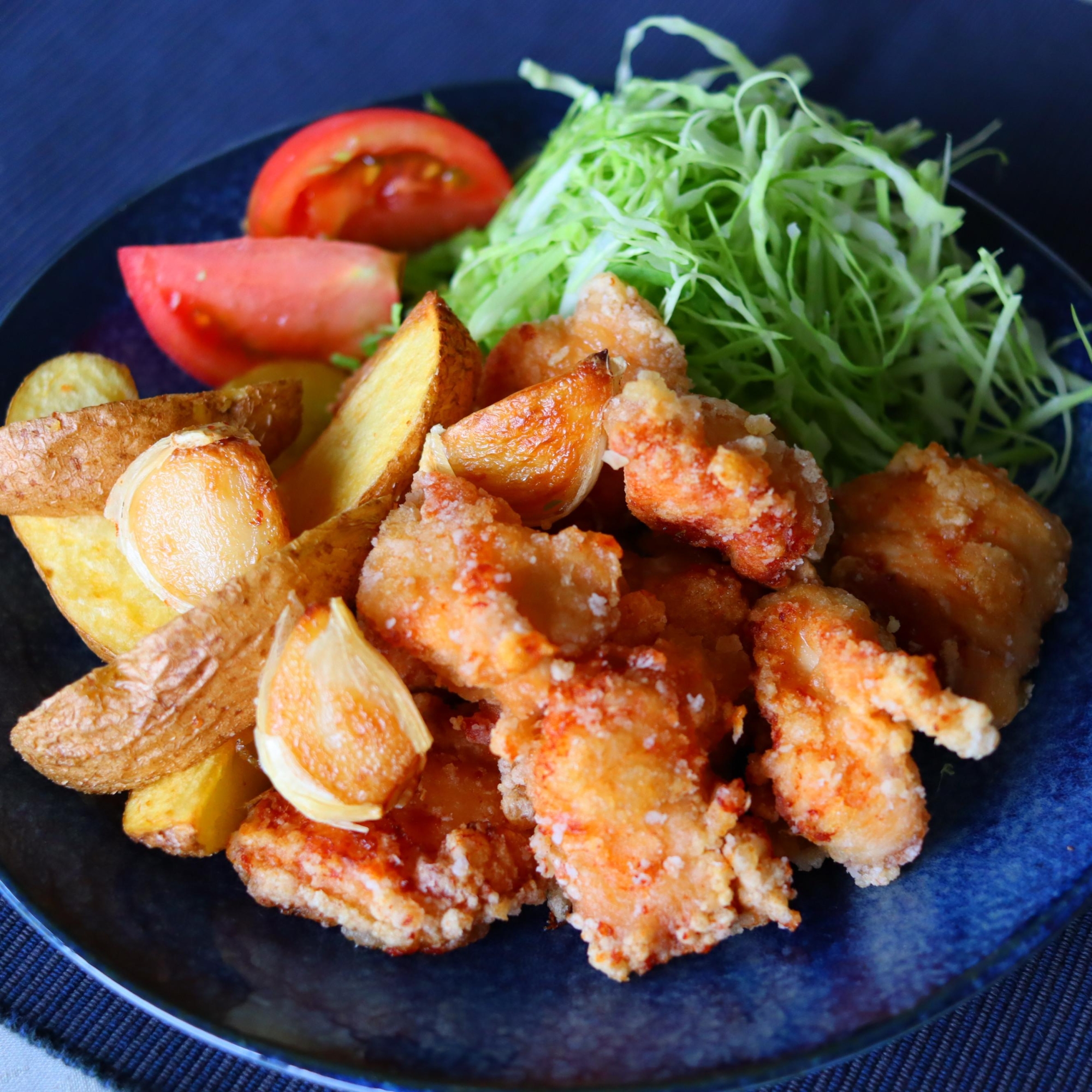 にんにくも一緒に揚げて香ばしく！鶏の唐揚げとポテト レシピ・作り方 by sawa.rarara - 楽天レシピ