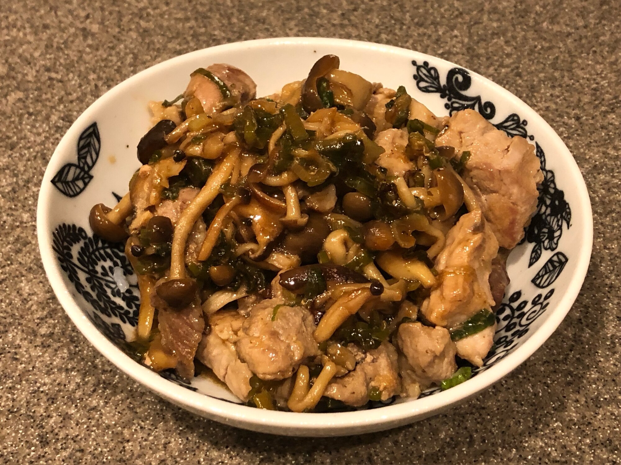 簡単！豚肉と長ネギの青い部分ときのこのしそドレ炒め レシピ・作り方 by ちぃころ - 楽天レシピ